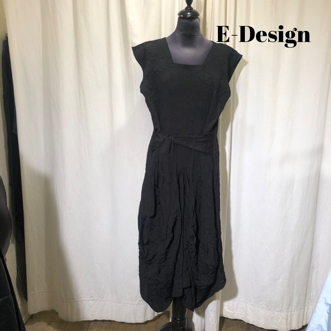 E-Design crinkle vandfalds kjole med bindebånd sort - Kjoler - Stine & Ko